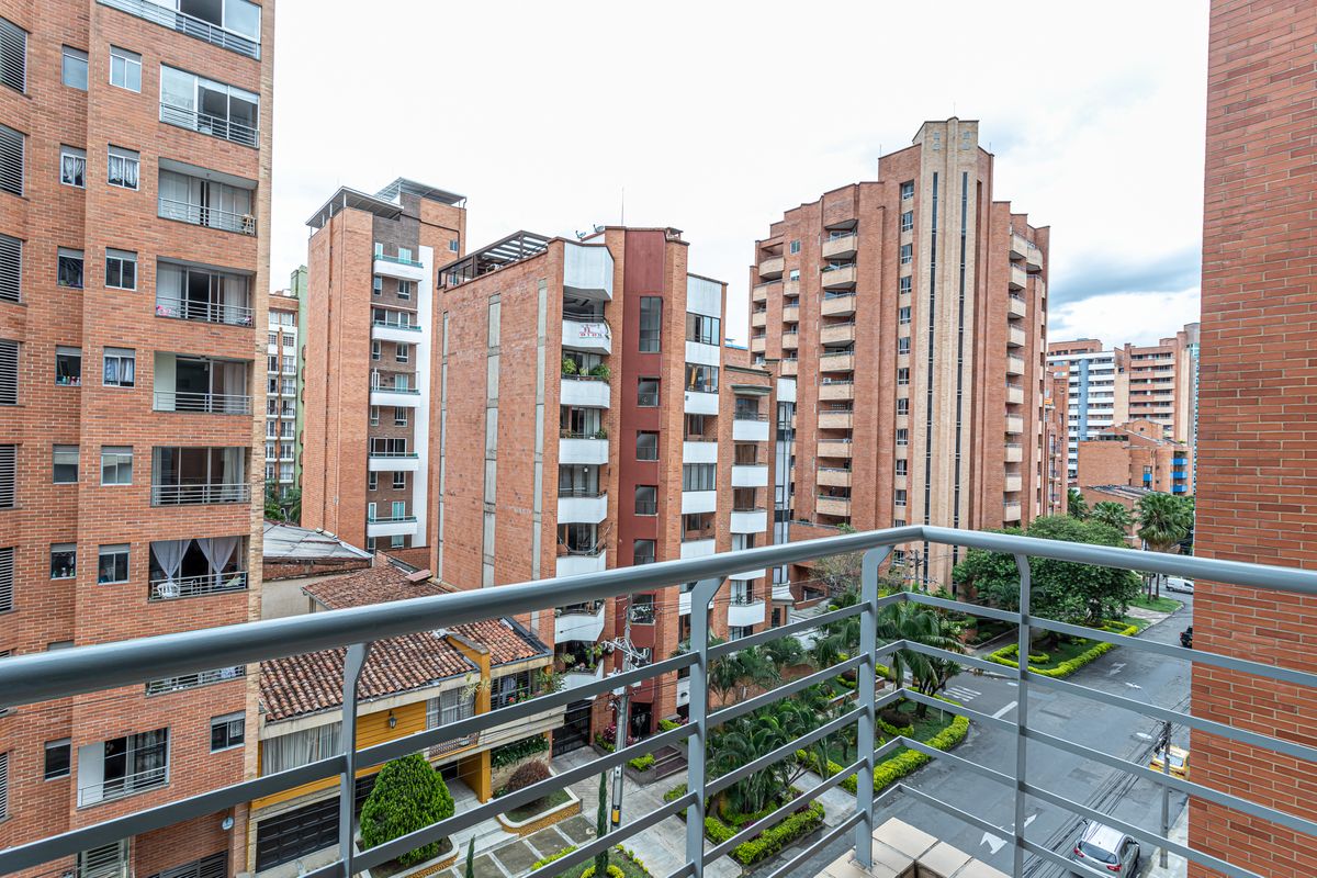 Edificio en venta en Laureles, Medellín - 3 Habitaciones, 1000m2